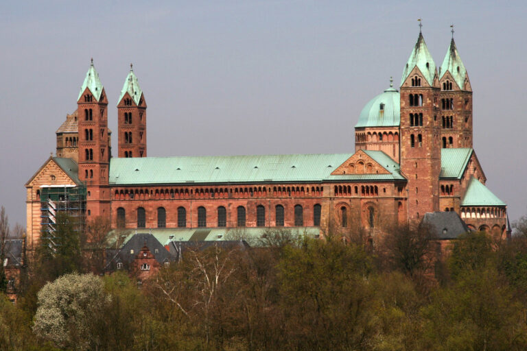 What is Romanesque Architecture? | Navilize